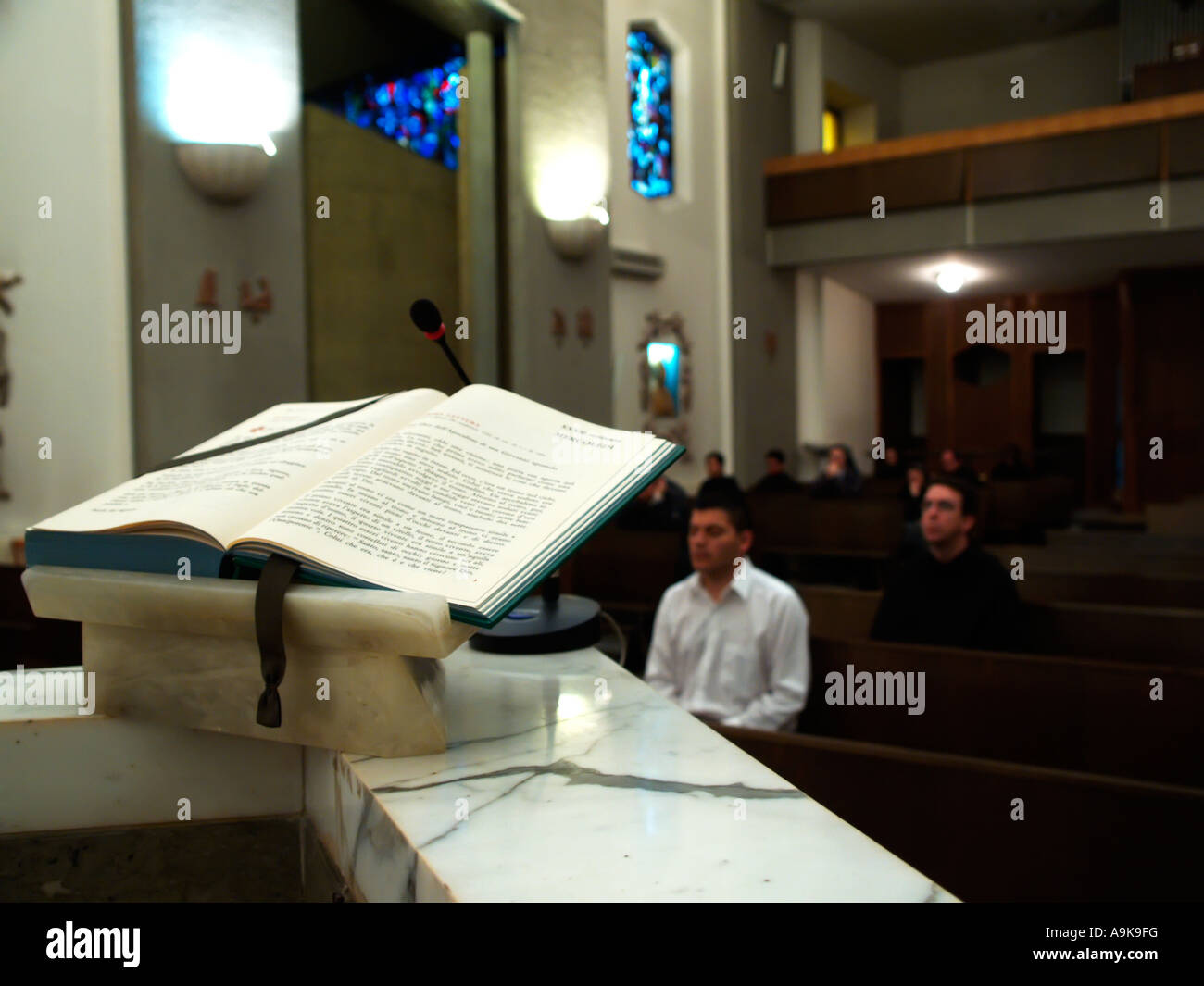 open bible on lectern in church Stock Photo - Alamy