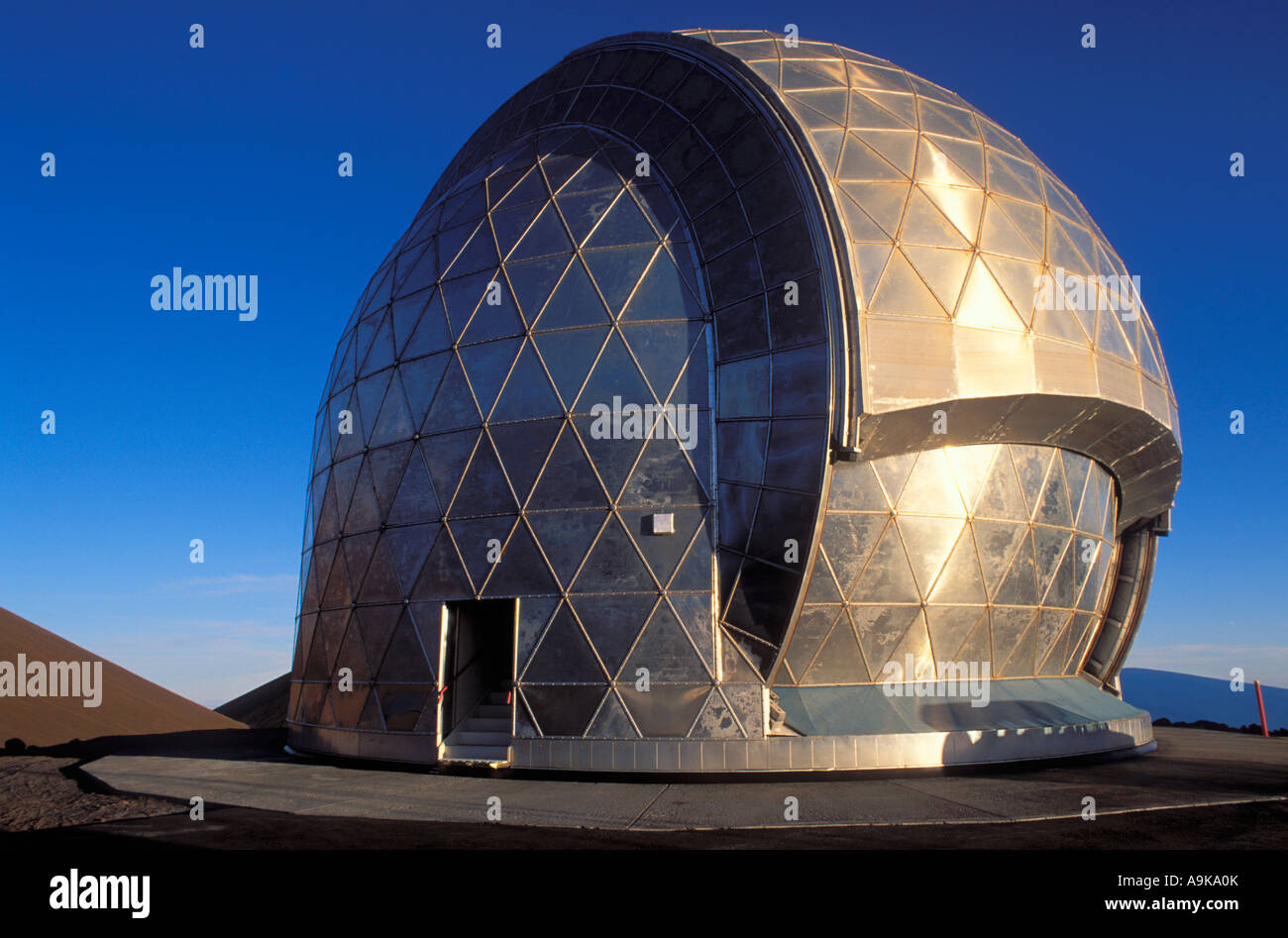 The Caltech Submillimeter Observatory on the summit of Mauna Kea at 13 ...