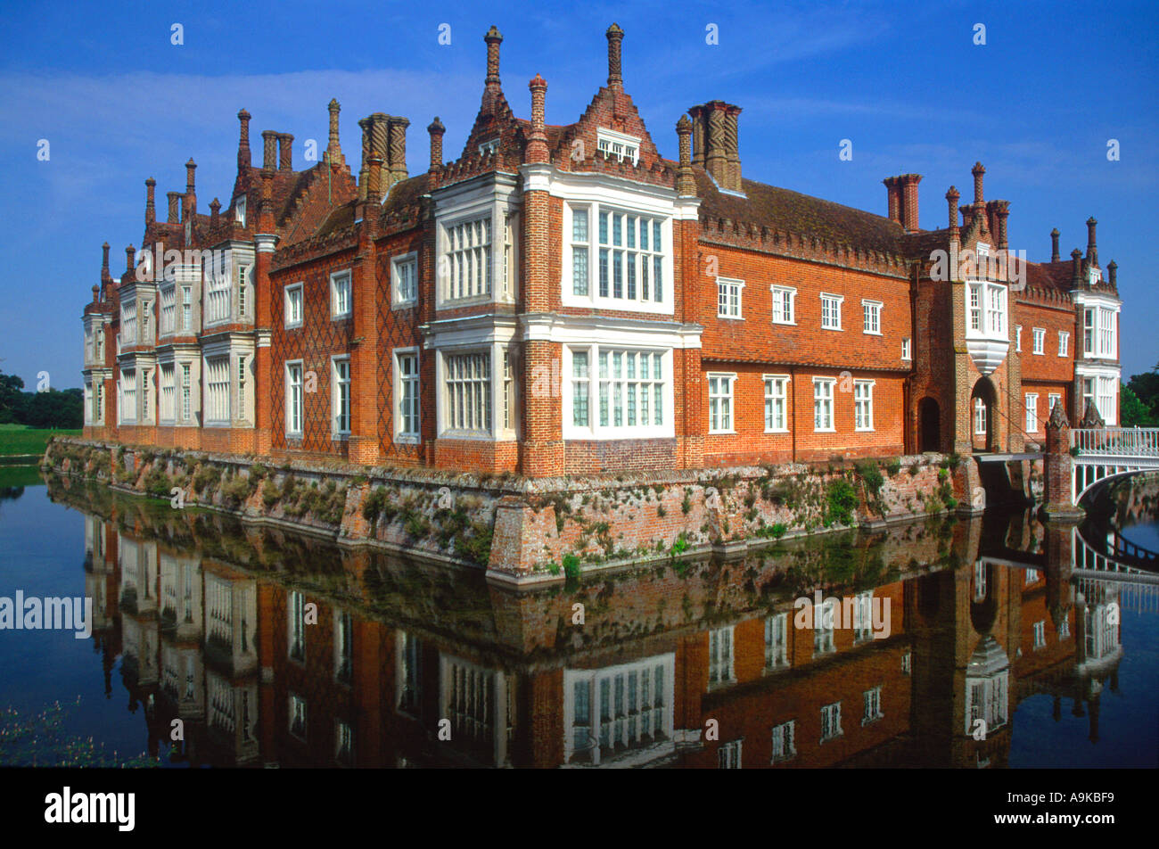 Tudor moated house hi-res stock photography and images - Alamy