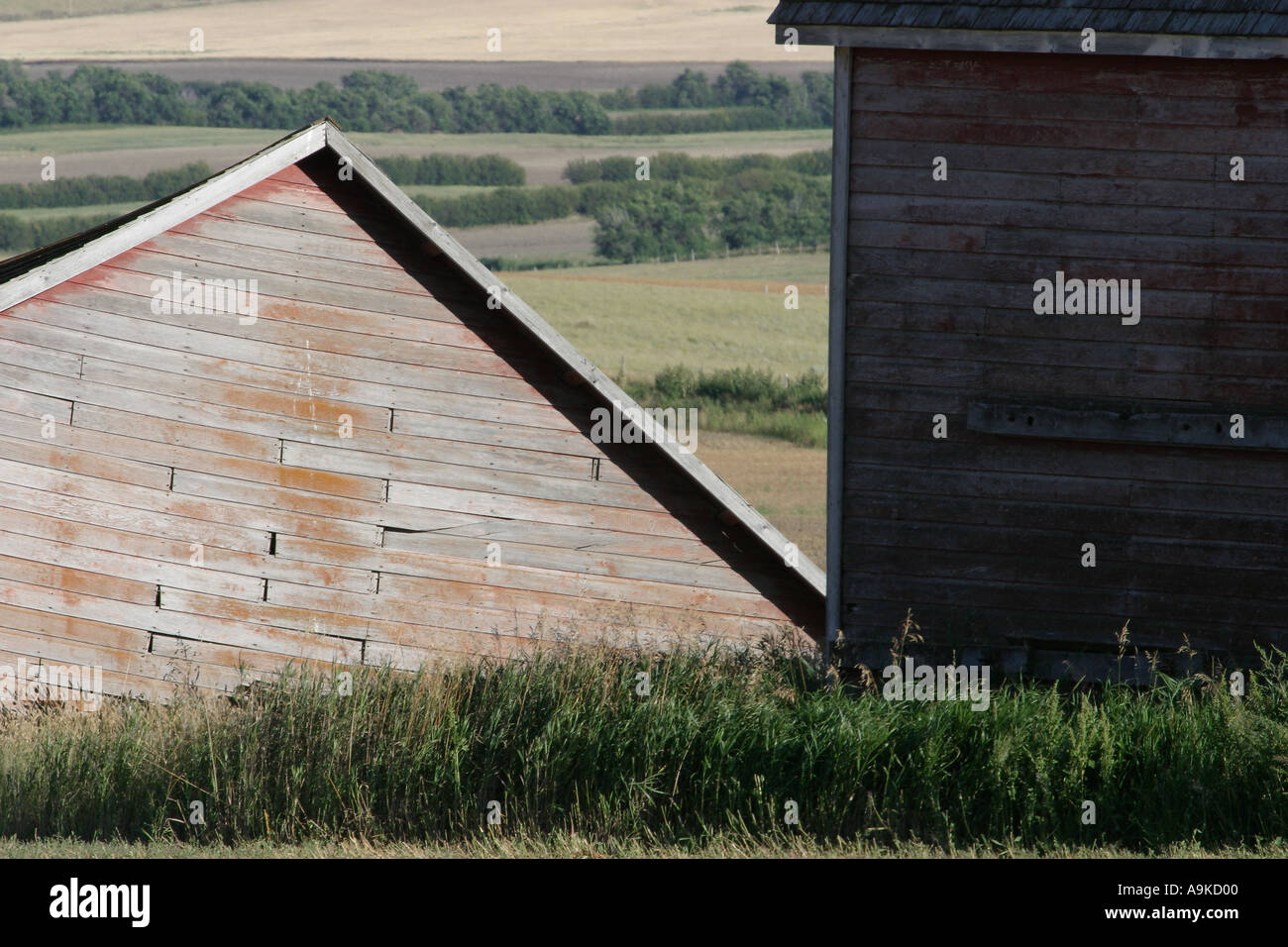Falling down barns hi-res stock photography and images - Alamy