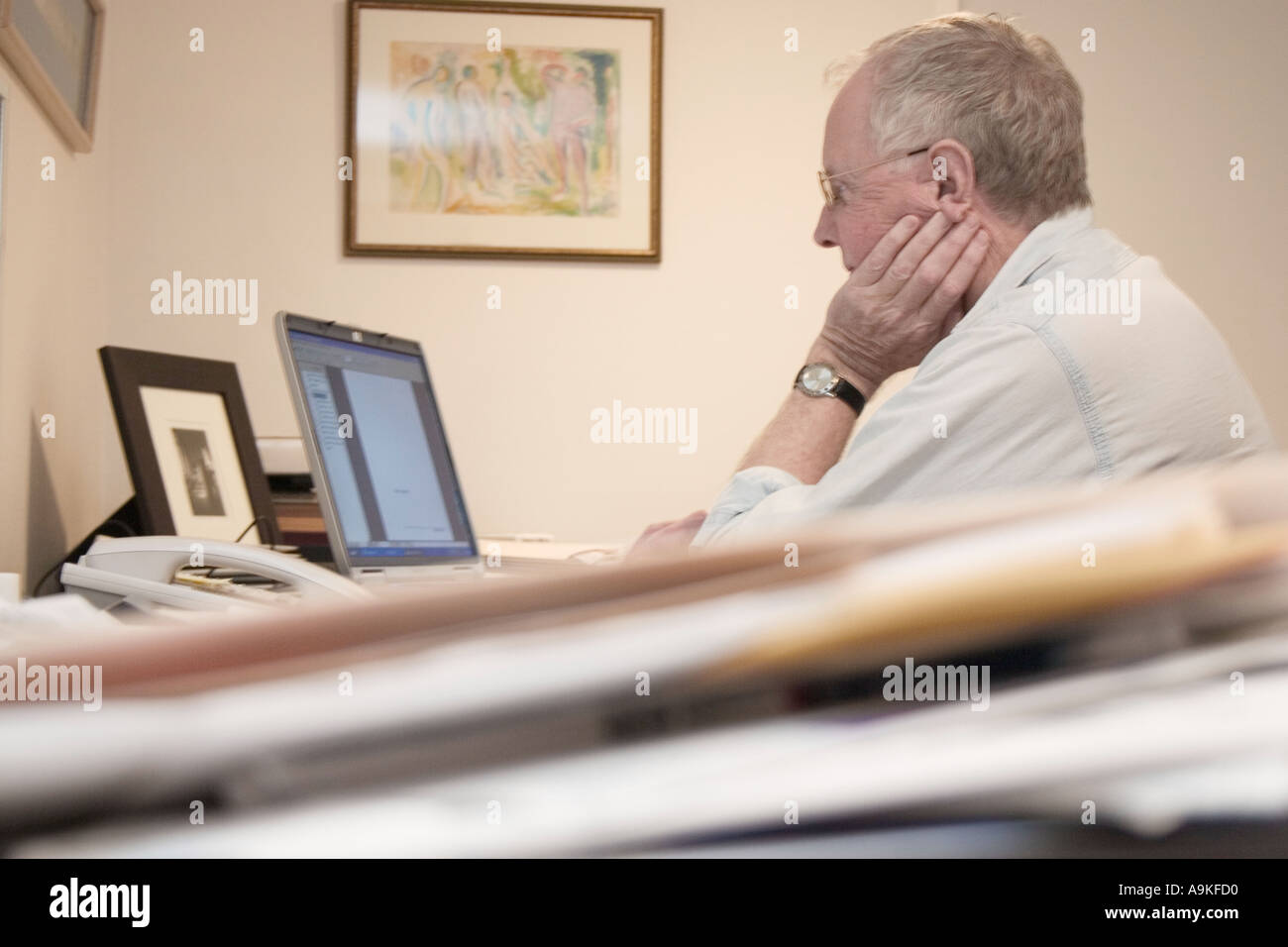 Elderly lap top hi-res stock photography and images - Alamy