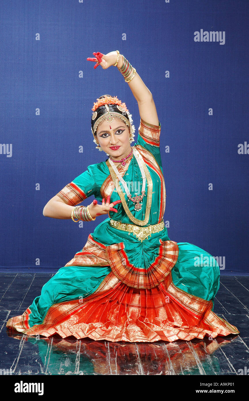 Bharata Natyam, Bharatnatyam, Indian classical dance, woman dancing ...