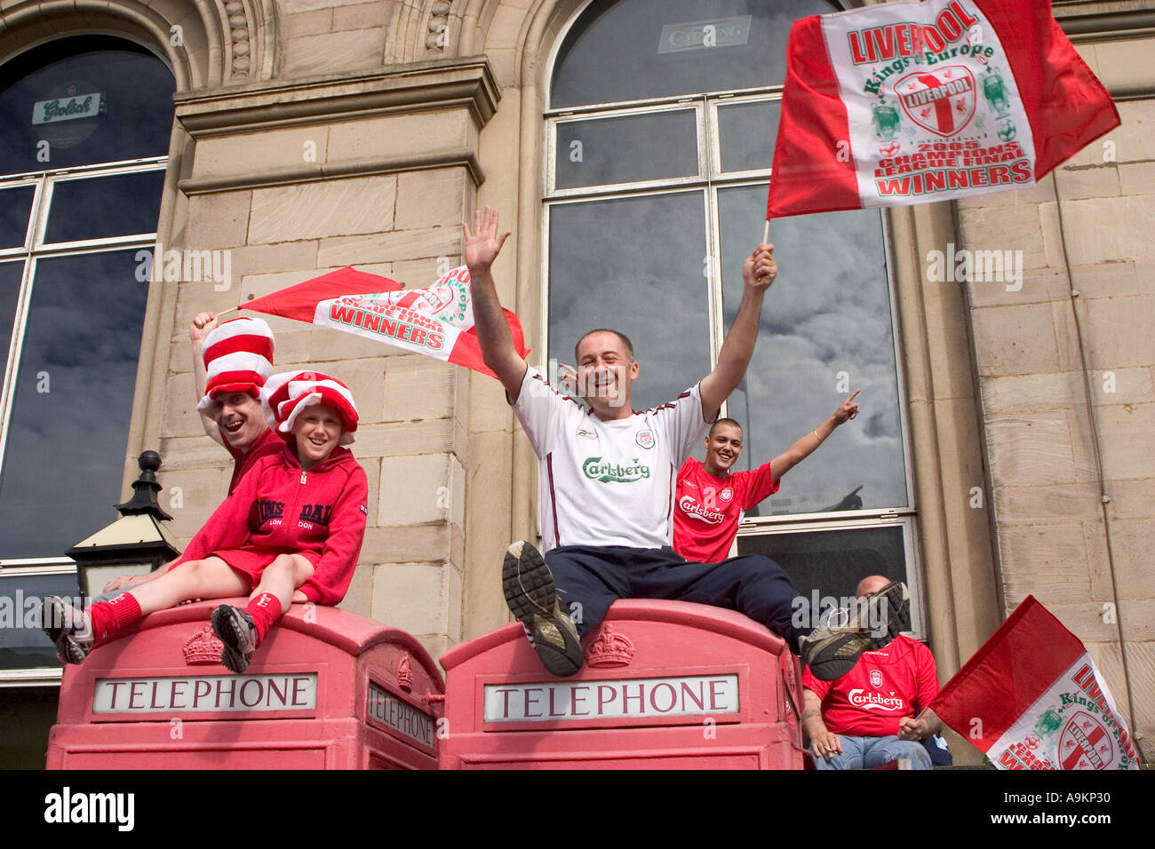 Fans of Liverpool football club waiting to welcome the team home Stock ...