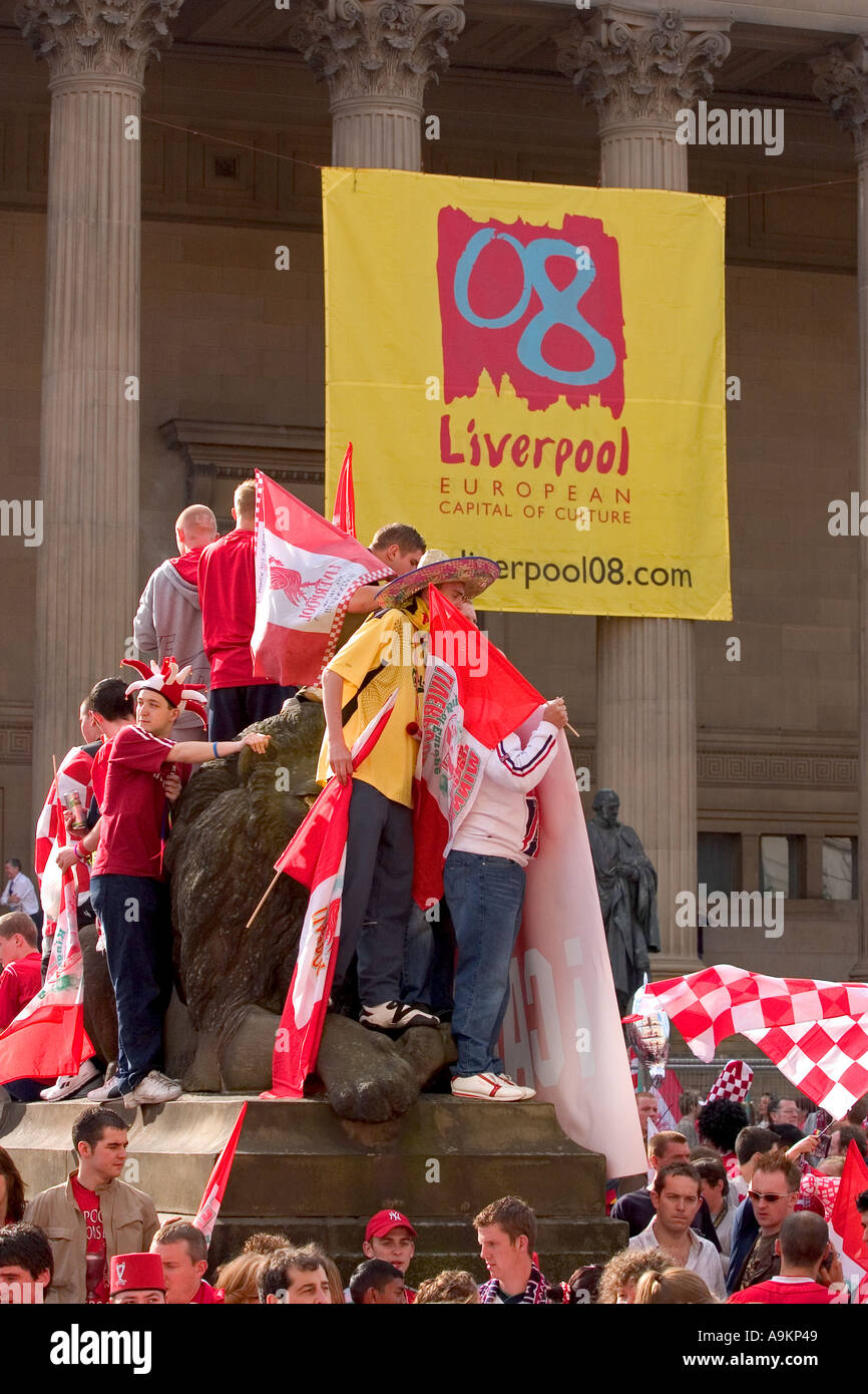 Fans of Liverpool football club waiting to welcome the team home Stock ...