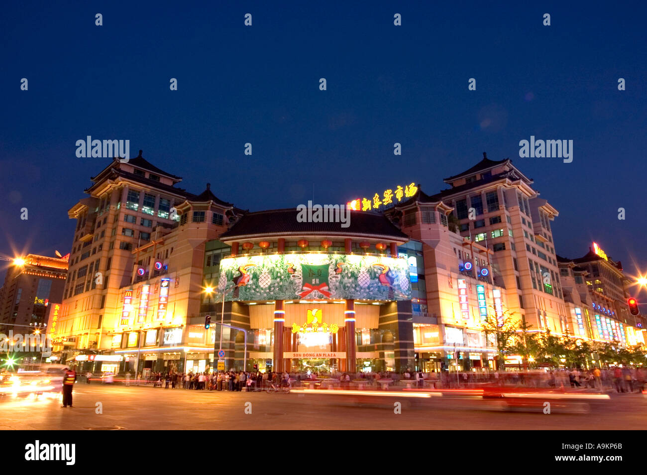 Chinese middle class shopping hi-res stock photography and images - Alamy