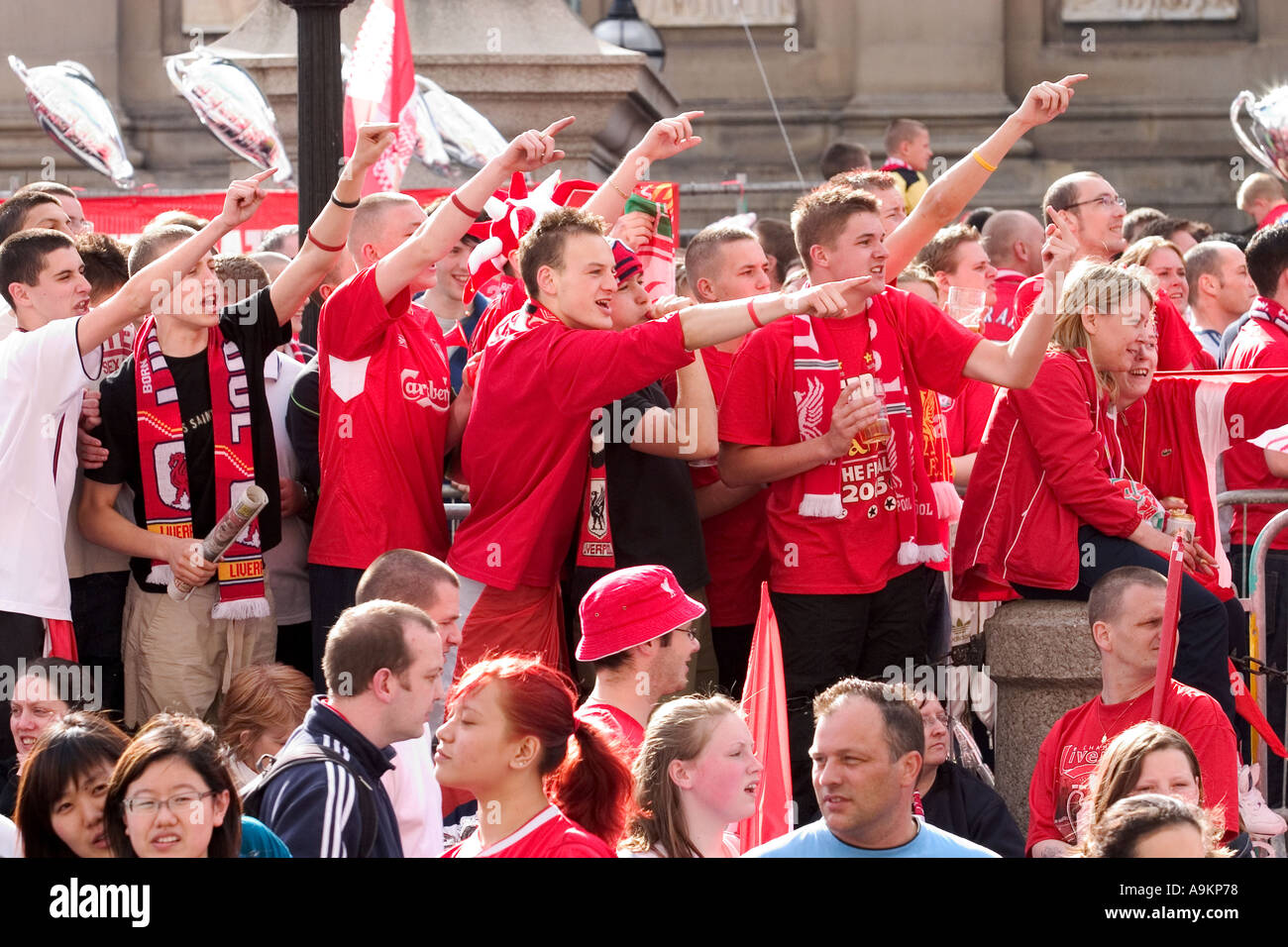 Fans of Liverpool football club waiting to welcome the team home Stock ...