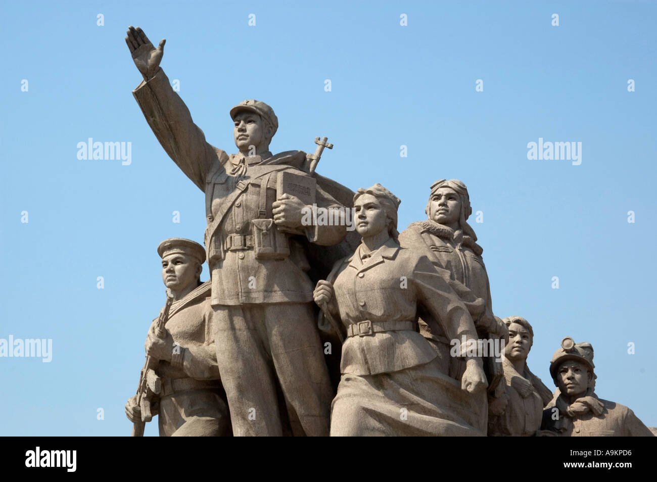 COMMUNIIST STATUE IN FRONT OF THE CHAIRMAN MAO MAUSOLEUM TIANANMEN ...