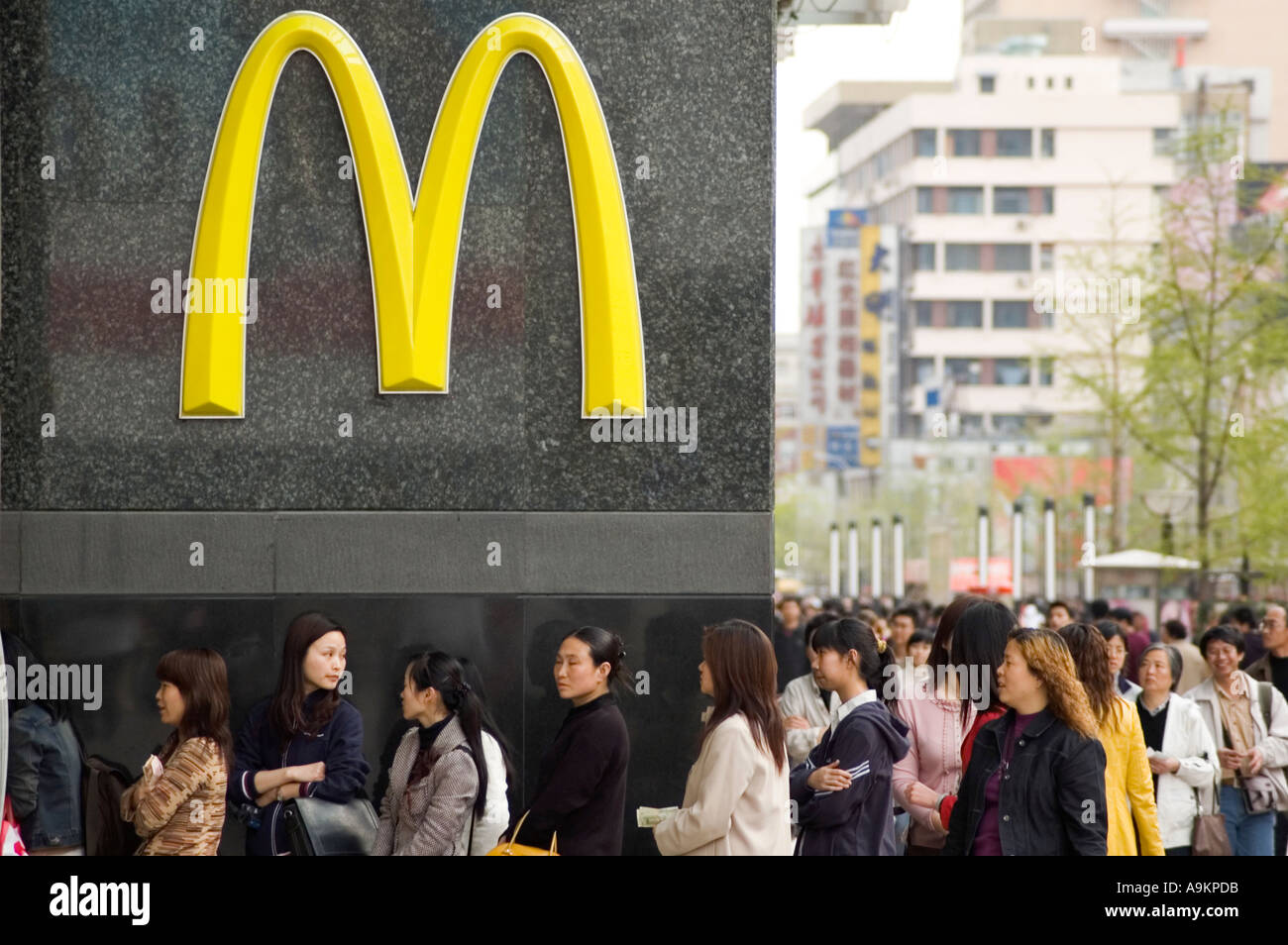PEOPLE QUEING OUTSIDE A MCDONALD S RESTAURANT IN THE MIDDLE CLASS ...