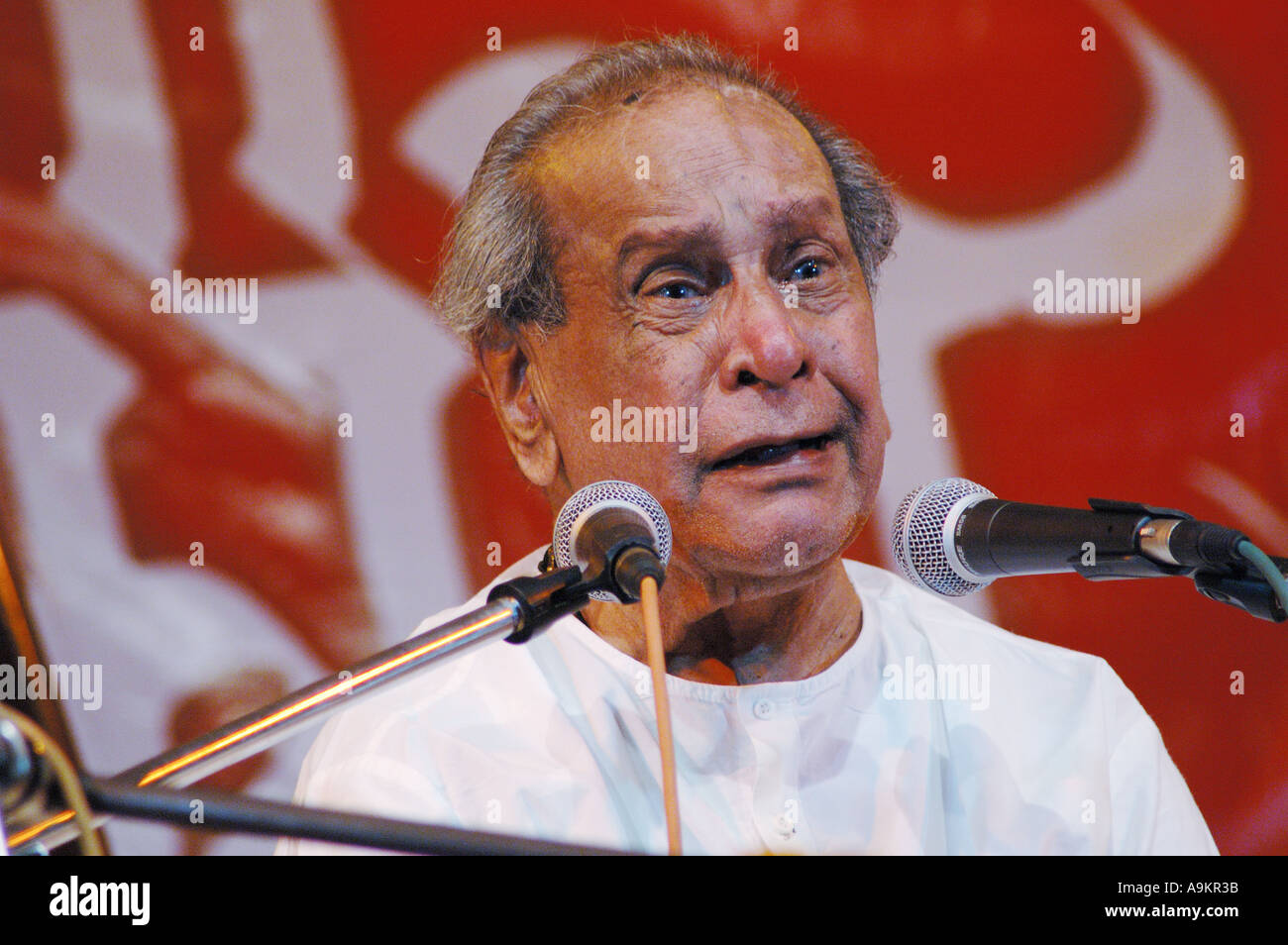 Pandit Bhimsen Gururaj Joshi, Indian vocalist from Karnataka, sings in ...