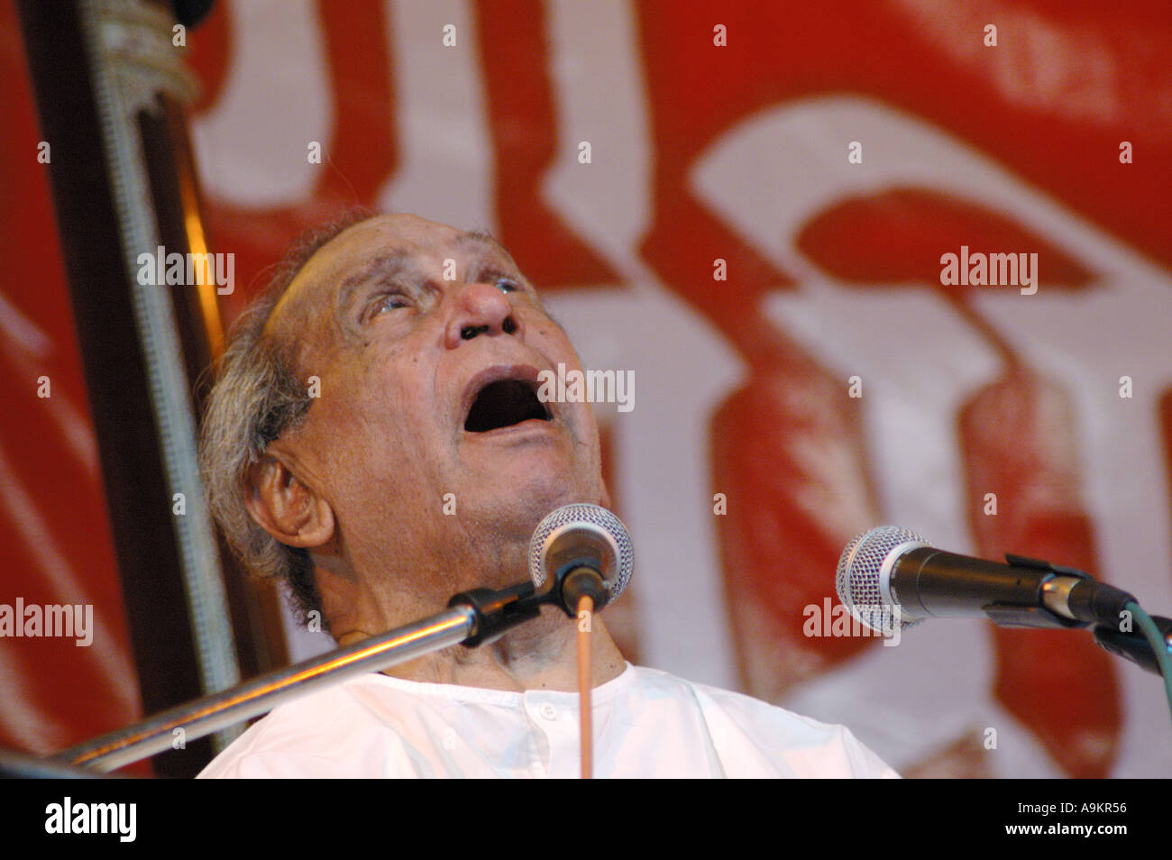 Pandit Bhimsen Gururaj Joshi, Indian vocalist from Karnataka, sings in ...