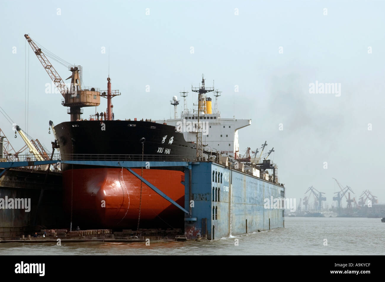 FLOATING DOCK IN A SHIPYARD ON THE HAUNGPU RIVER SHANGHAI CHINA Stock ...