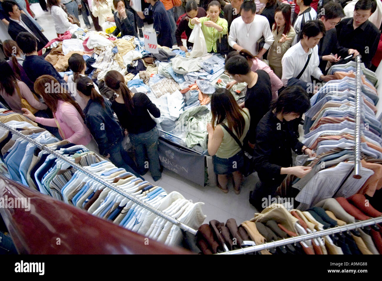 SHOPPERS HUNTING FOR A BARGAIN IN LARGE DEPARTMENT STORE HUAHAI ZHONGLU ...