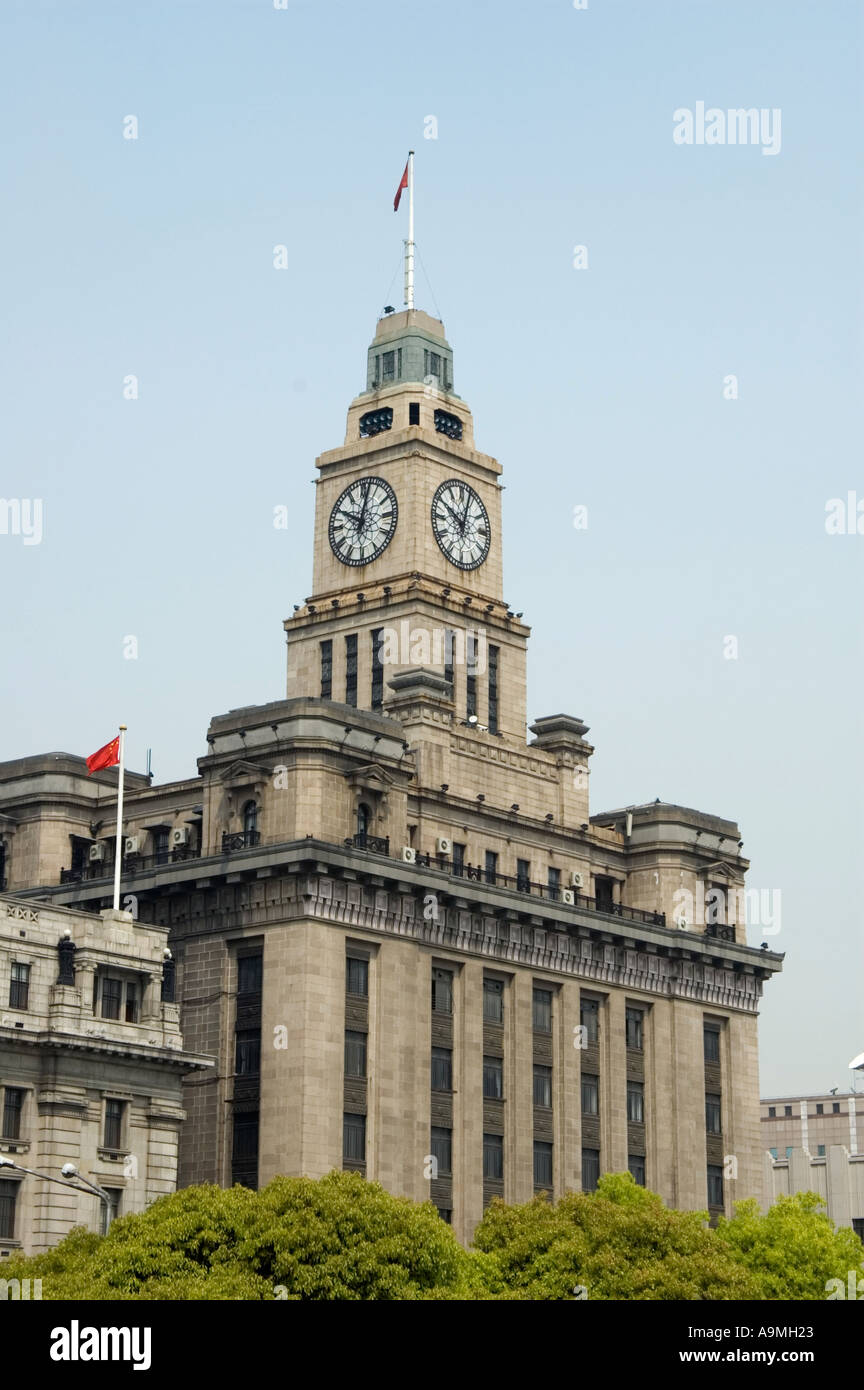 THE FORMER CUSTOMS HOUSE ON THE BUND SHANGHAI CHINA Stock Photo - Alamy