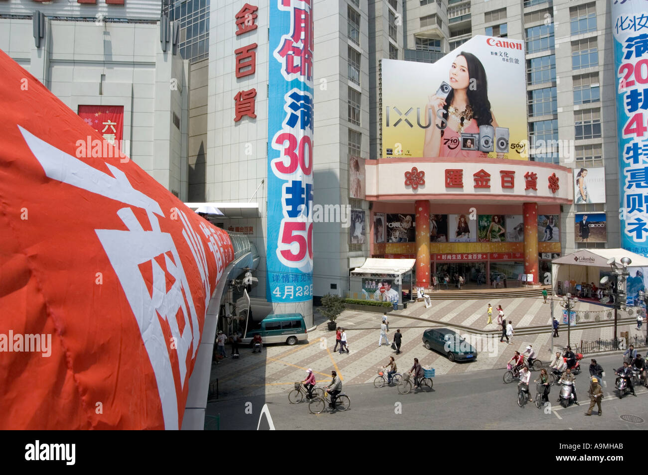 LARGE SHOPPING MALL IN XUJIAHUI SHANGHAI CHINA Stock Photo - Alamy