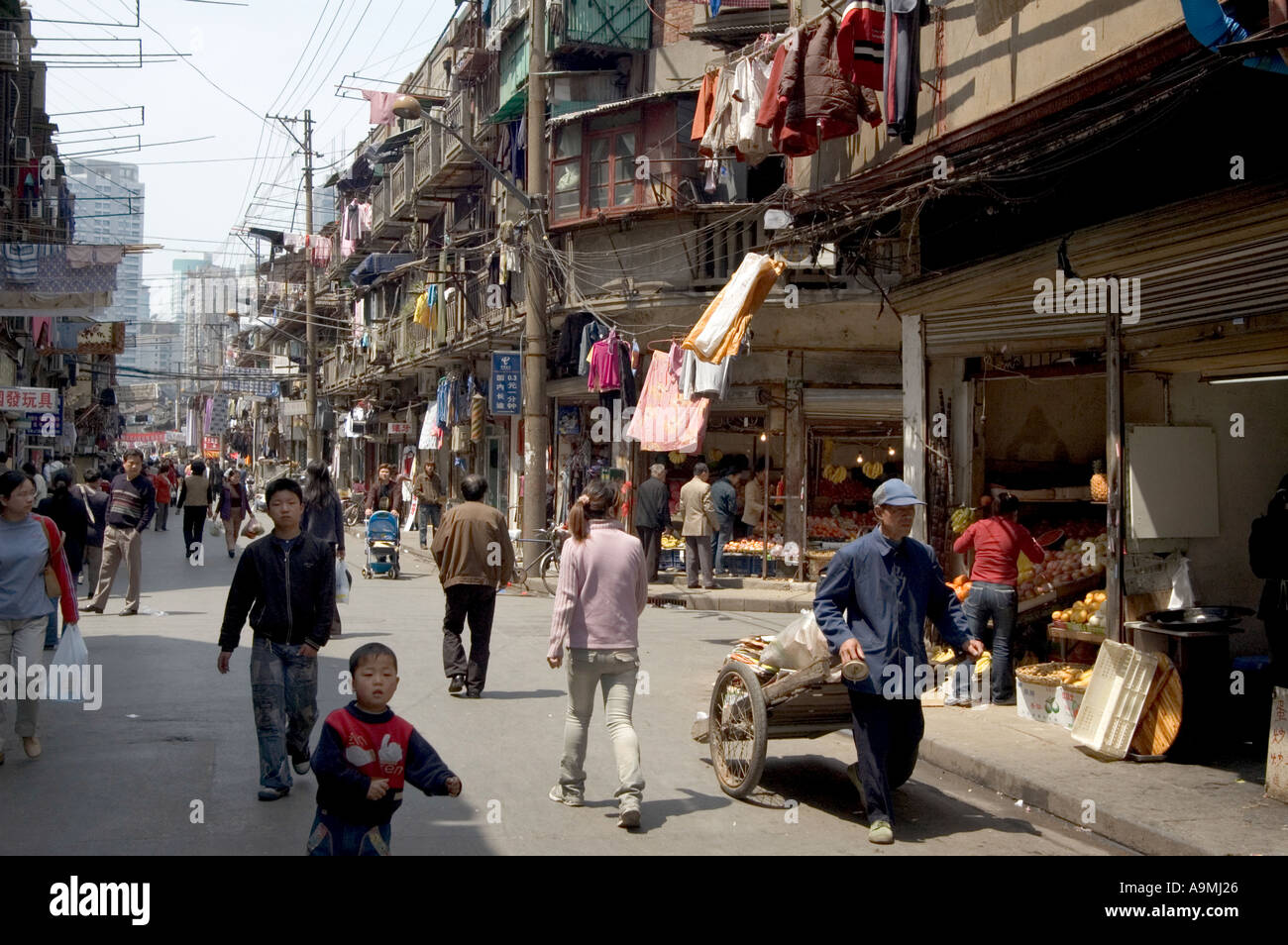 BUSY DAJING LU MARKET IN THE OLD TOWN OF SHANGHAI CHINA Stock Photo - Alamy