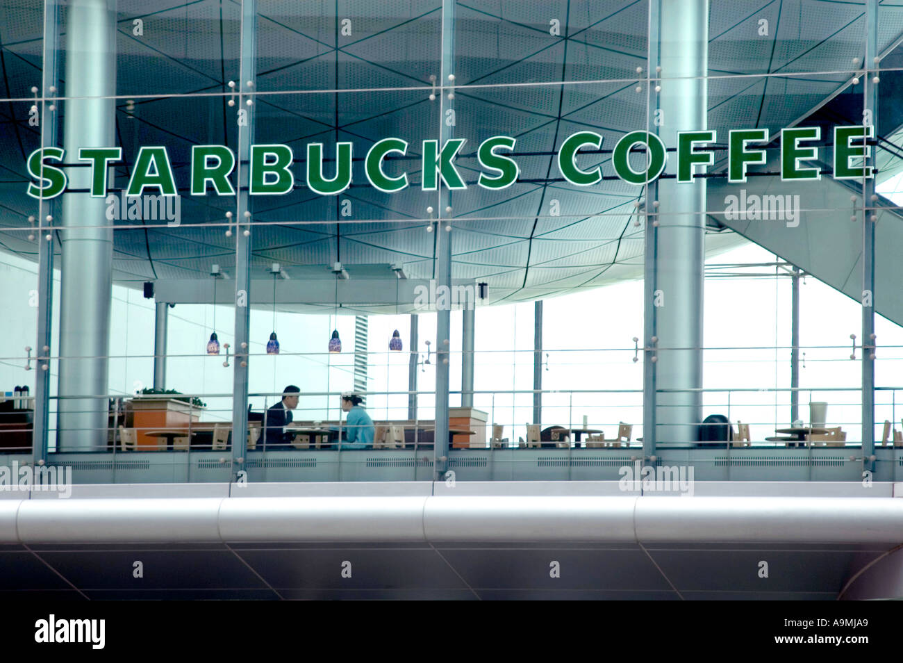 STARBUCKS COFFEE SHOP PUDONG SHANGHAI CHINA Stock Photo - Alamy