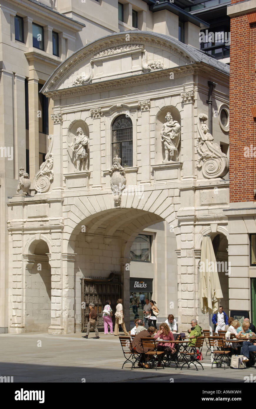 Pavement bar & restaurant beside the New Temple Bar gate leading to ...