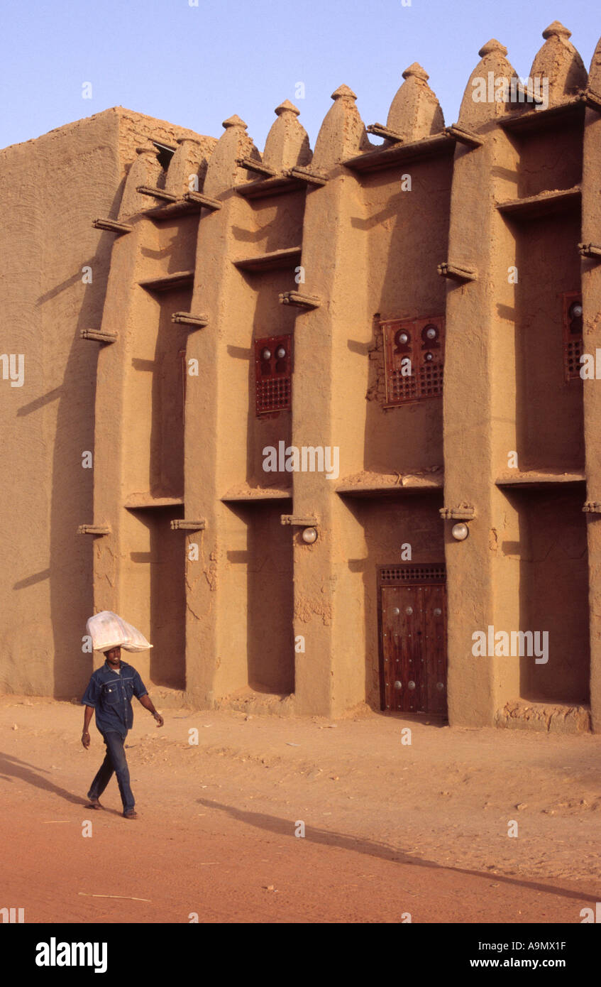 African adobe structure hi-res stock photography and images - Alamy