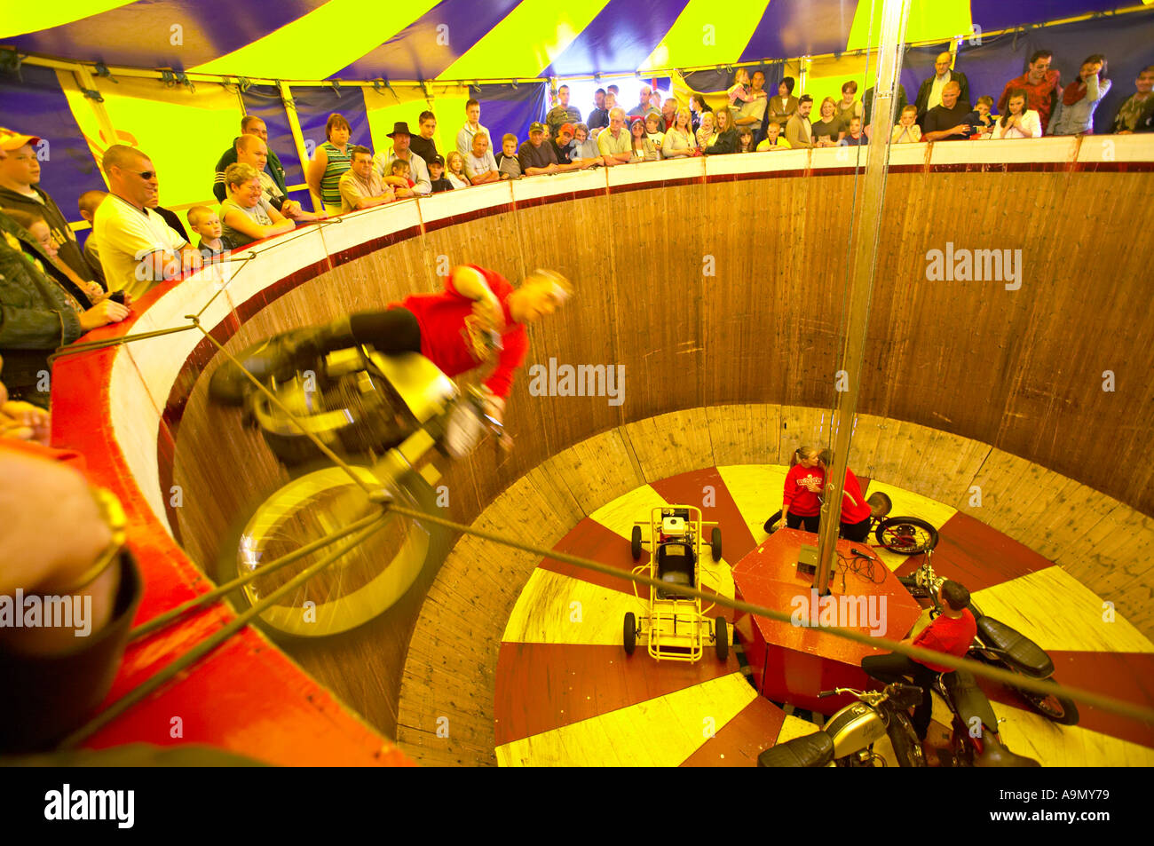 wall of death circus act Stock Photo - Alamy