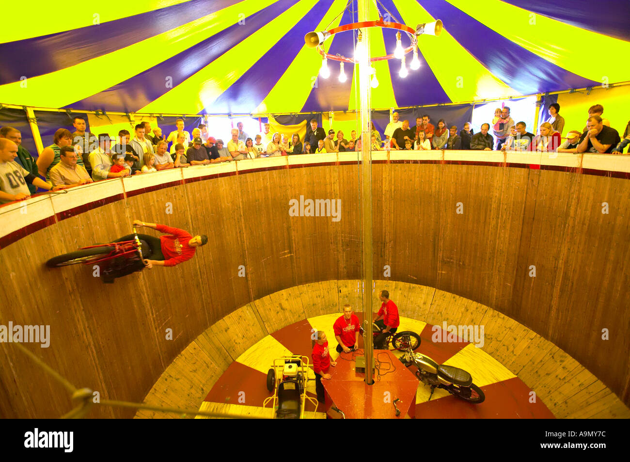 wall of death circus act Stock Photo - Alamy