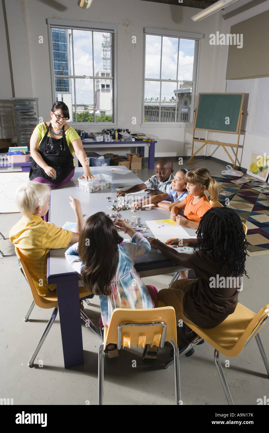 An art teacher teaching young students in art class Stock Photo - Alamy