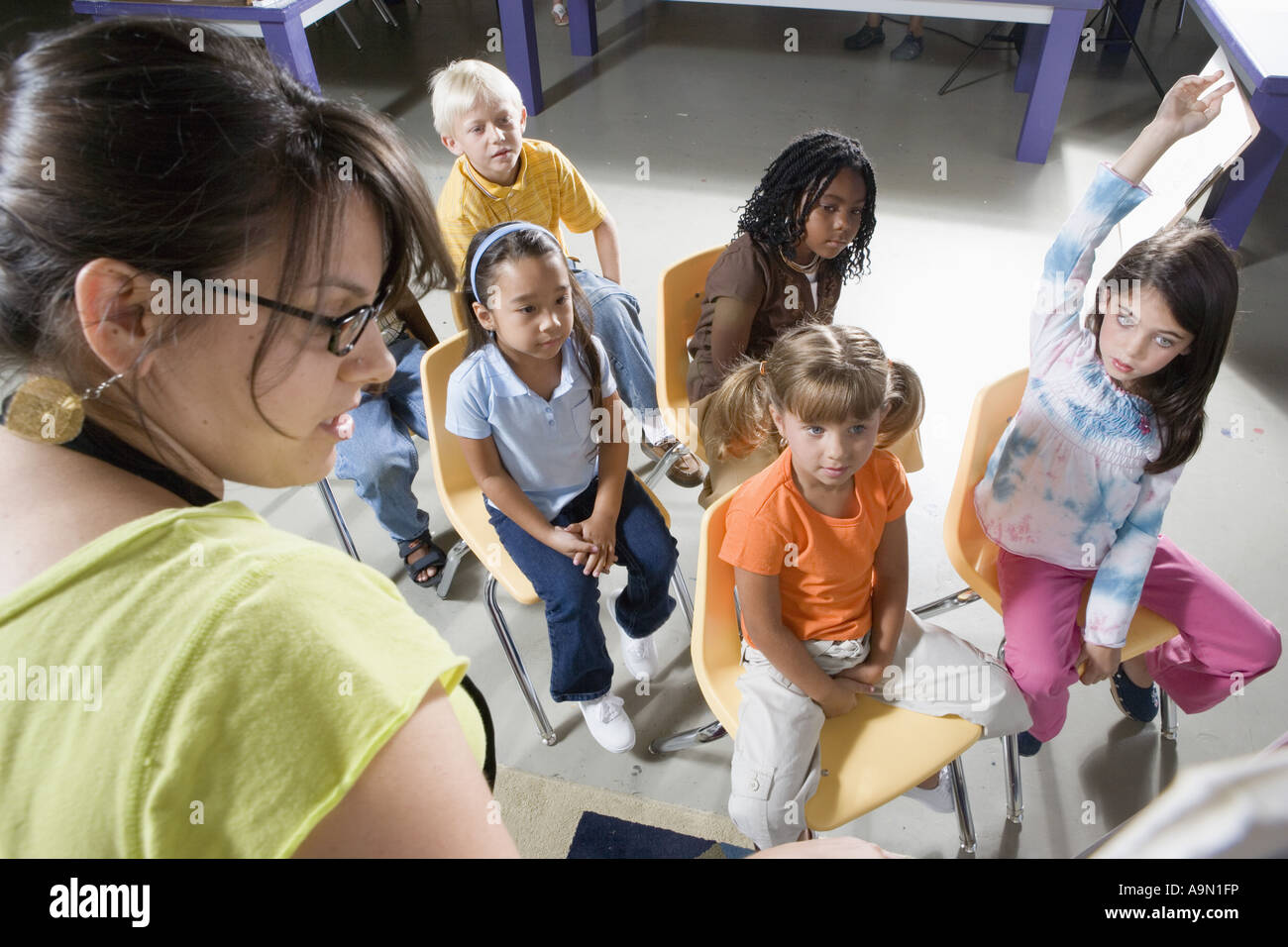 Teacher in classroom teaching young children Stock Photo - Alamy