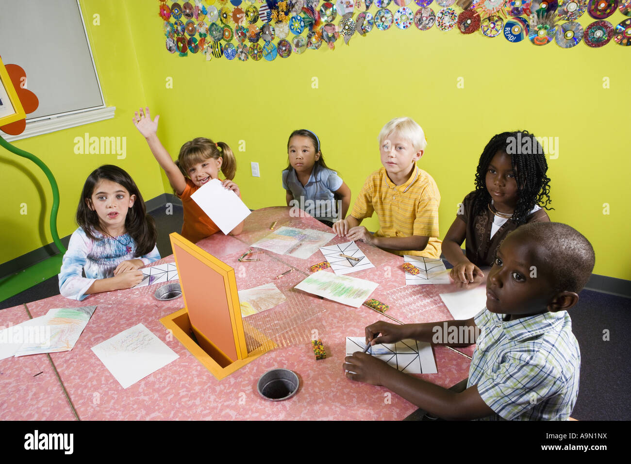 Children drawing and paying attention in class Stock Photo - Alamy