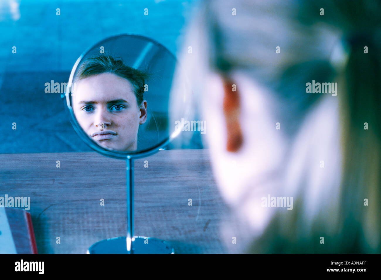 teenage girl looking in mirror viewed from behind Stock Photo - Alamy