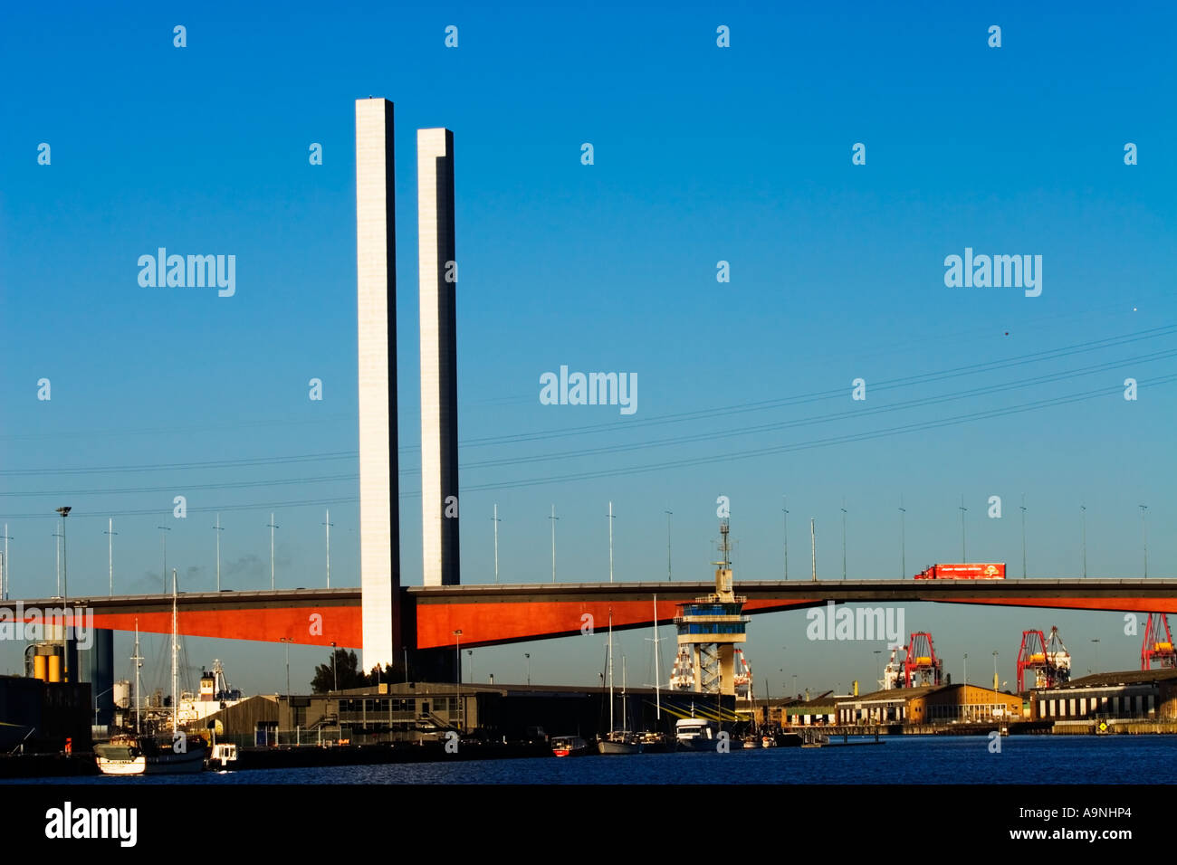 Melbourne Cityscape / The Bolte Bridge in Melbourne Docklands ...