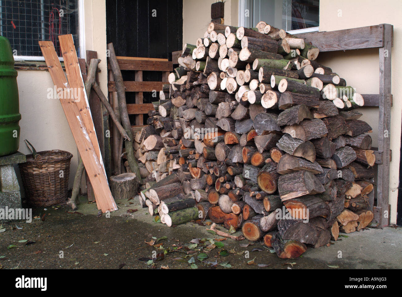Hewn log homes hi-res stock photography and images - Alamy