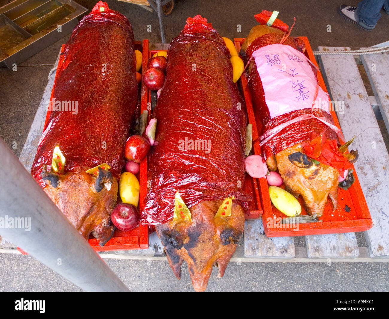 China Hong Kong Cheung Chau chinese festival roasted pig offering Stock ...