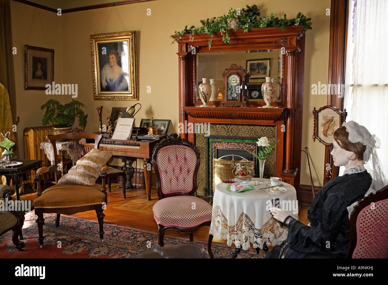 Victorian sitting room hi-res stock photography and images - Alamy