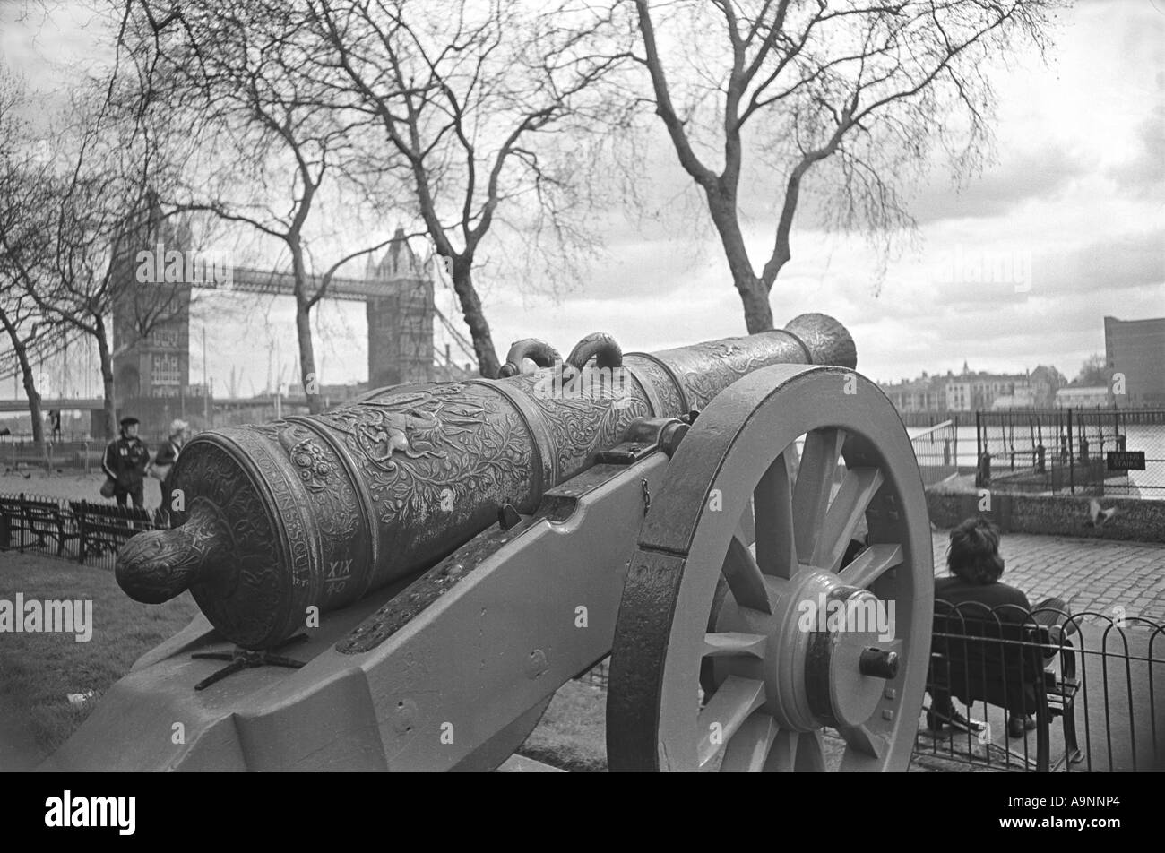 Bridge gun Black and White Stock Photos & Images - Alamy