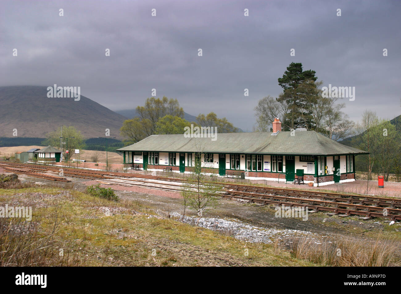 Railway bridge roof hi-res stock photography and images - Alamy