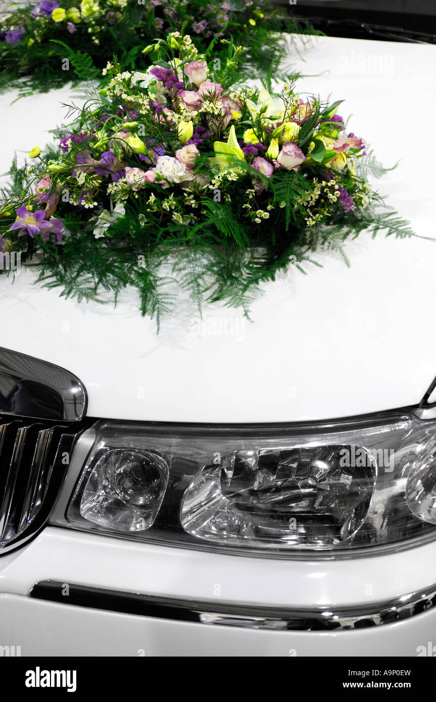 White limousine decorated with flowers Stock Photo - Alamy