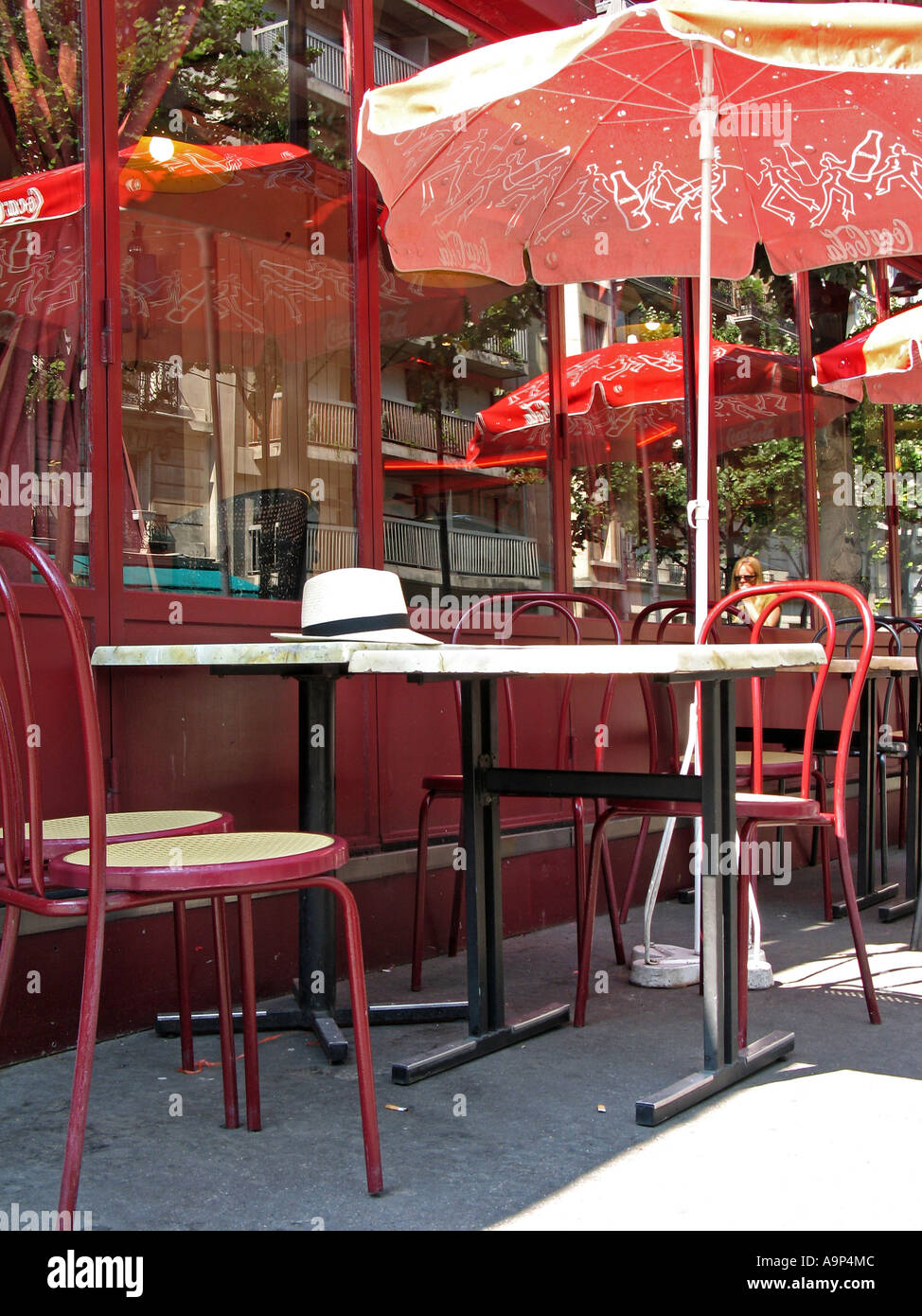 Paris cafe street tables hi-res stock photography and images - Alamy