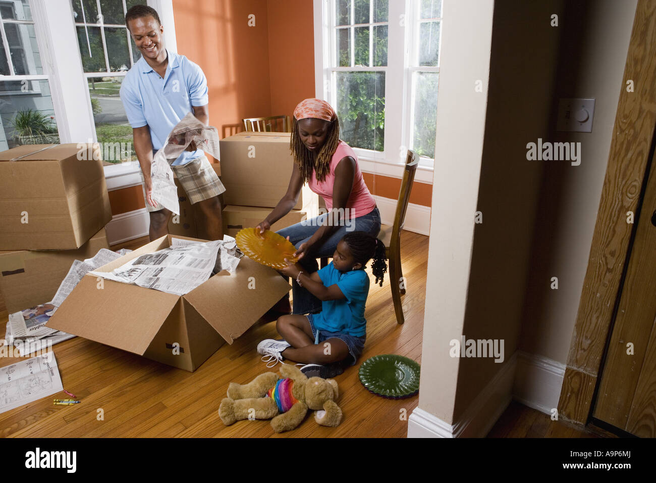 Packing boxes plates hi-res stock photography and images - Alamy