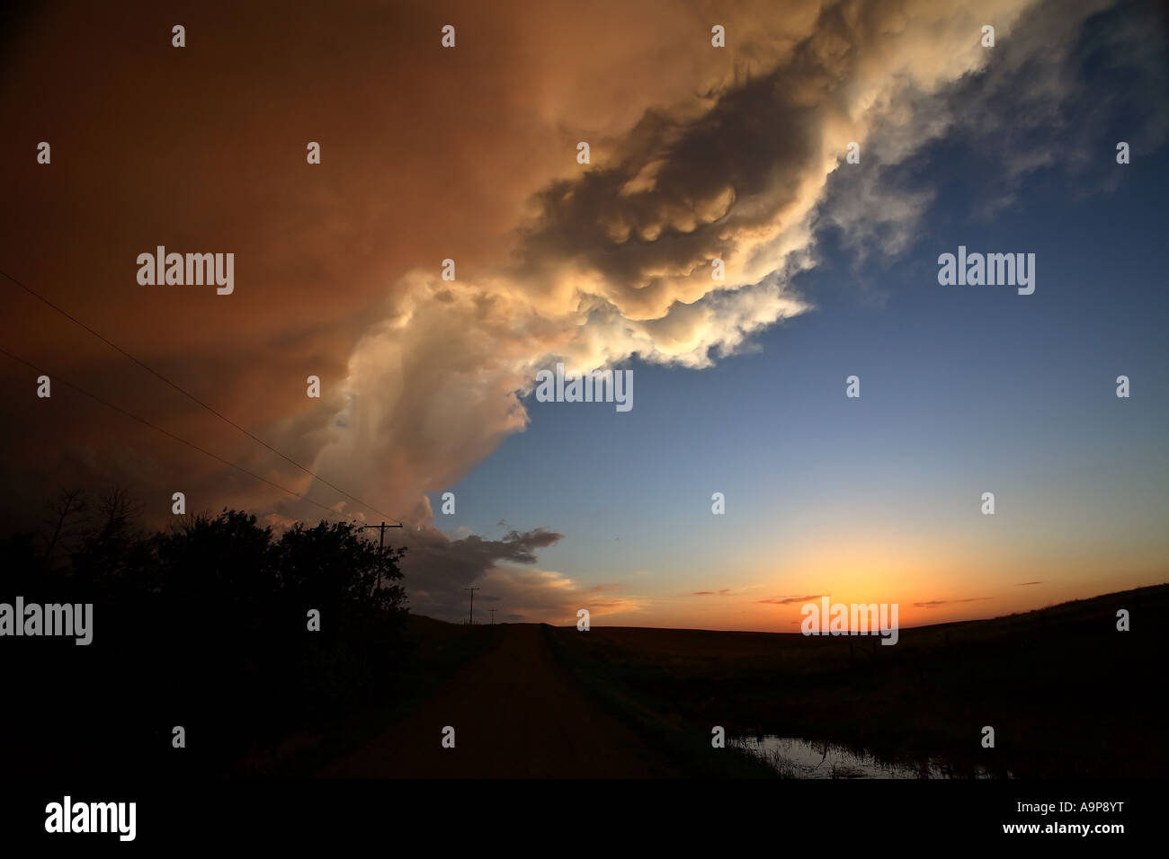 Sun setting on the horizon in Saskatchewan Stock Photo - Alamy