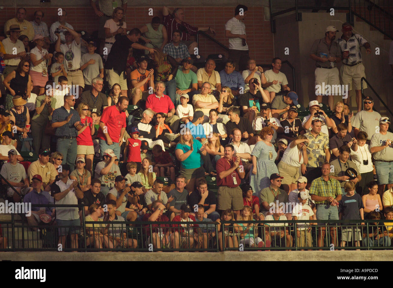 Stadium crowd cheering hi-res stock photography and images - Alamy