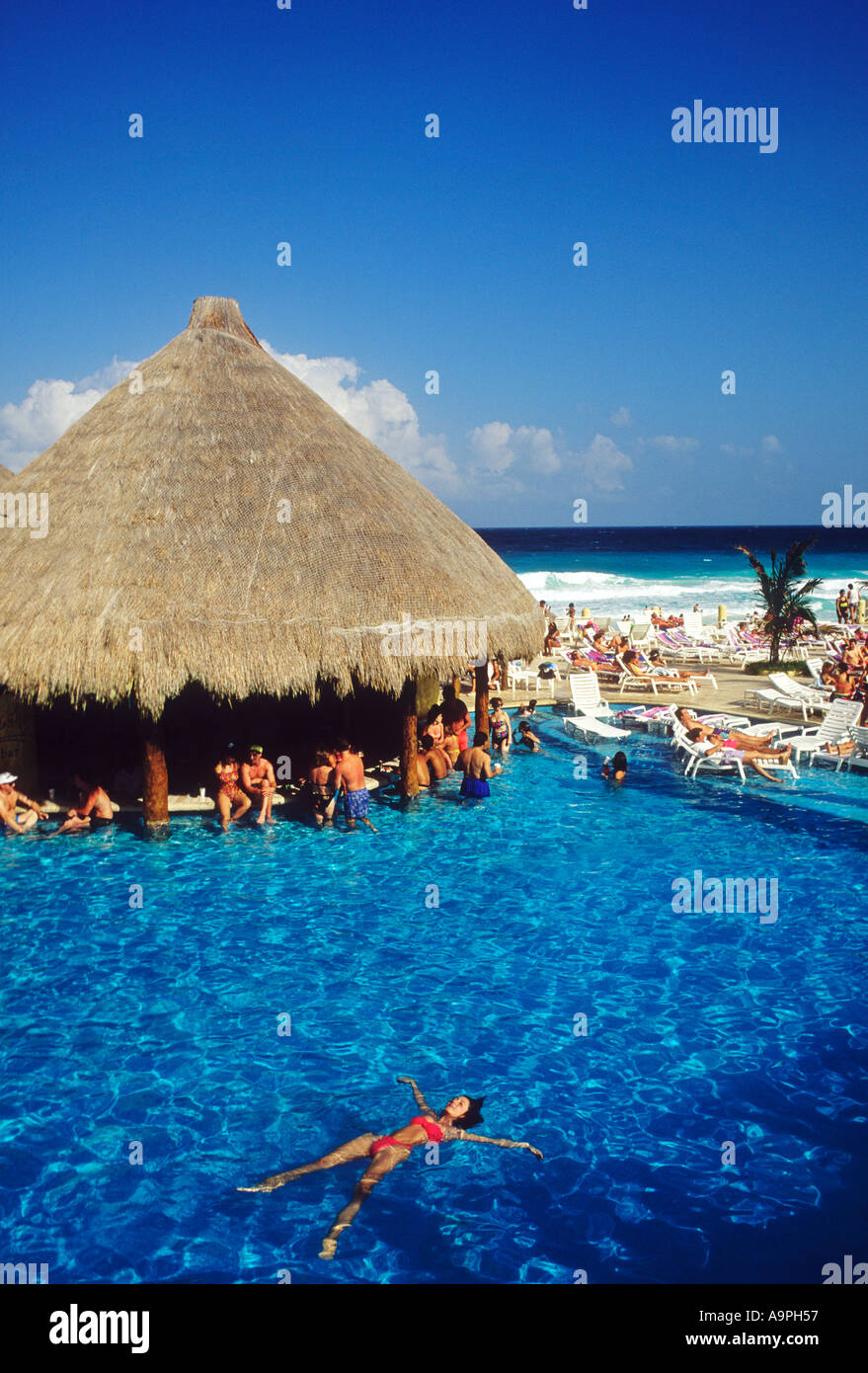 Swim up bar caribbean hi-res stock photography and images - Alamy