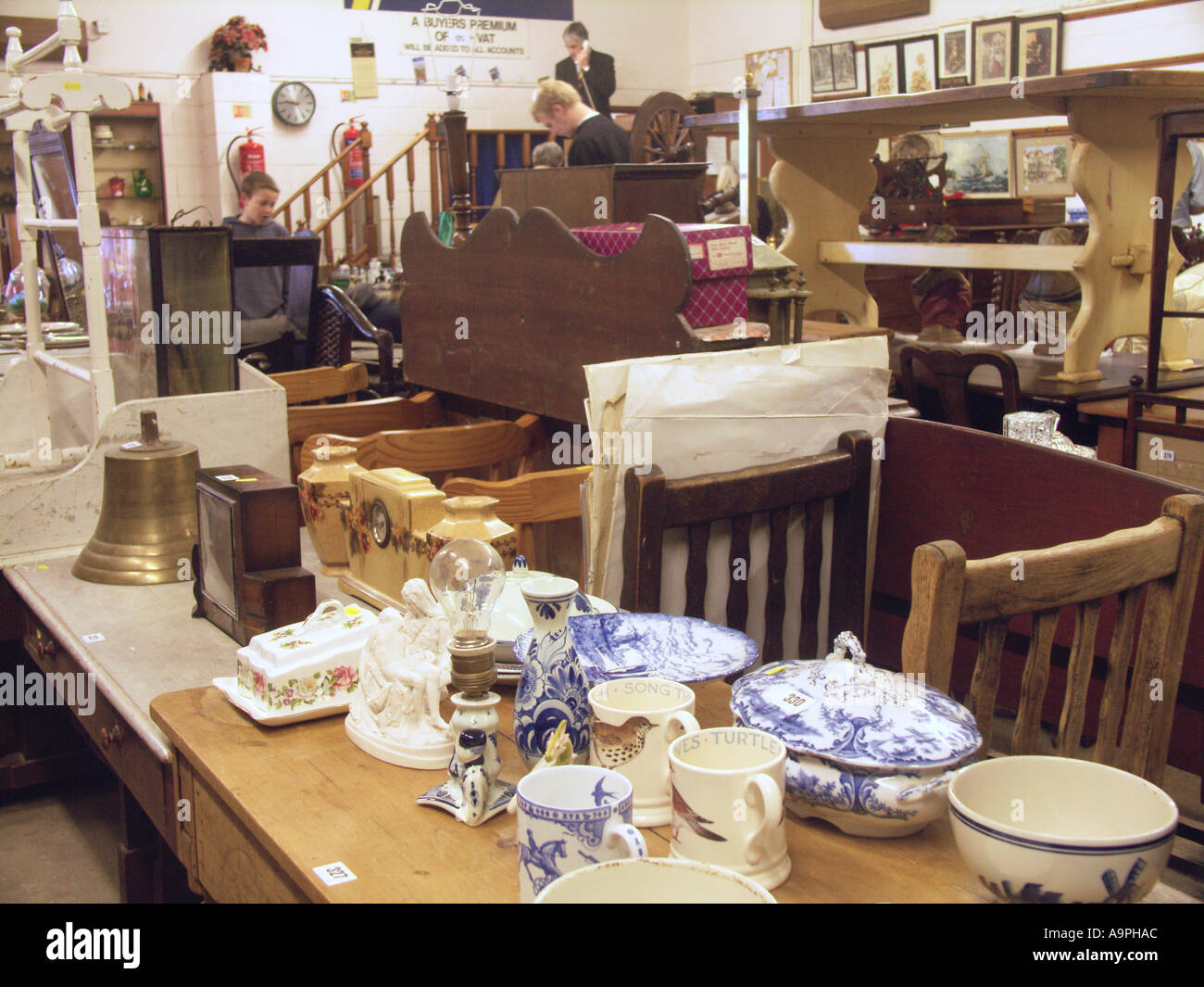 Furniture auction room hi-res stock photography and images - Alamy