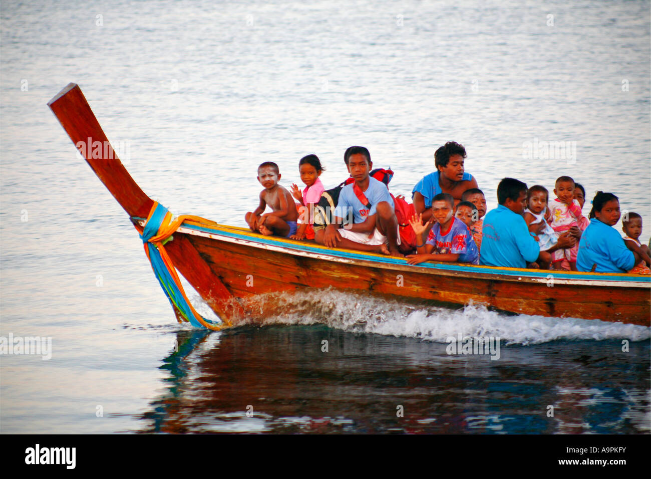 Children commuting by boat hi-res stock photography and images - Alamy