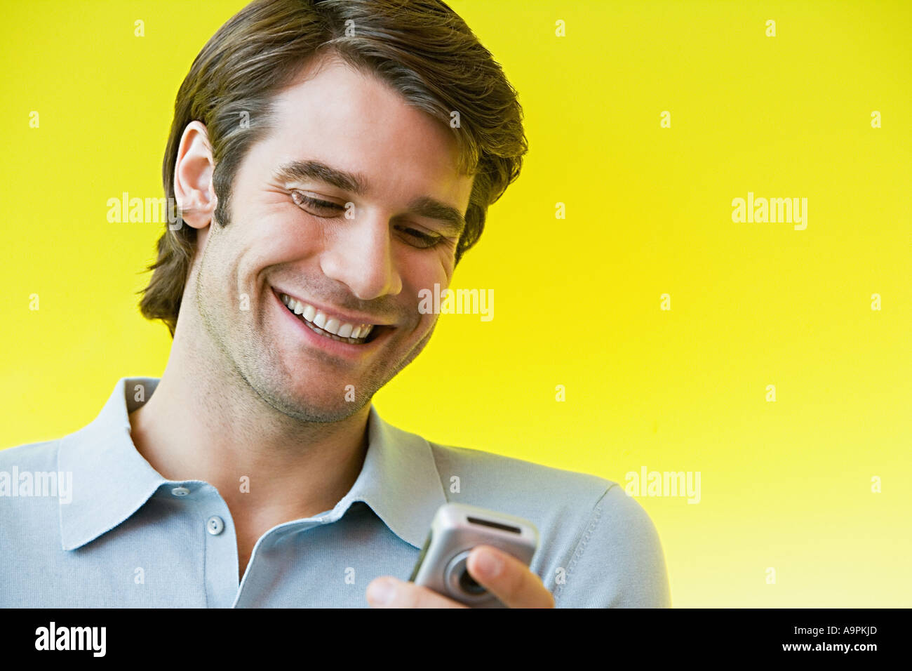Man smiling at text message Stock Photo - Alamy