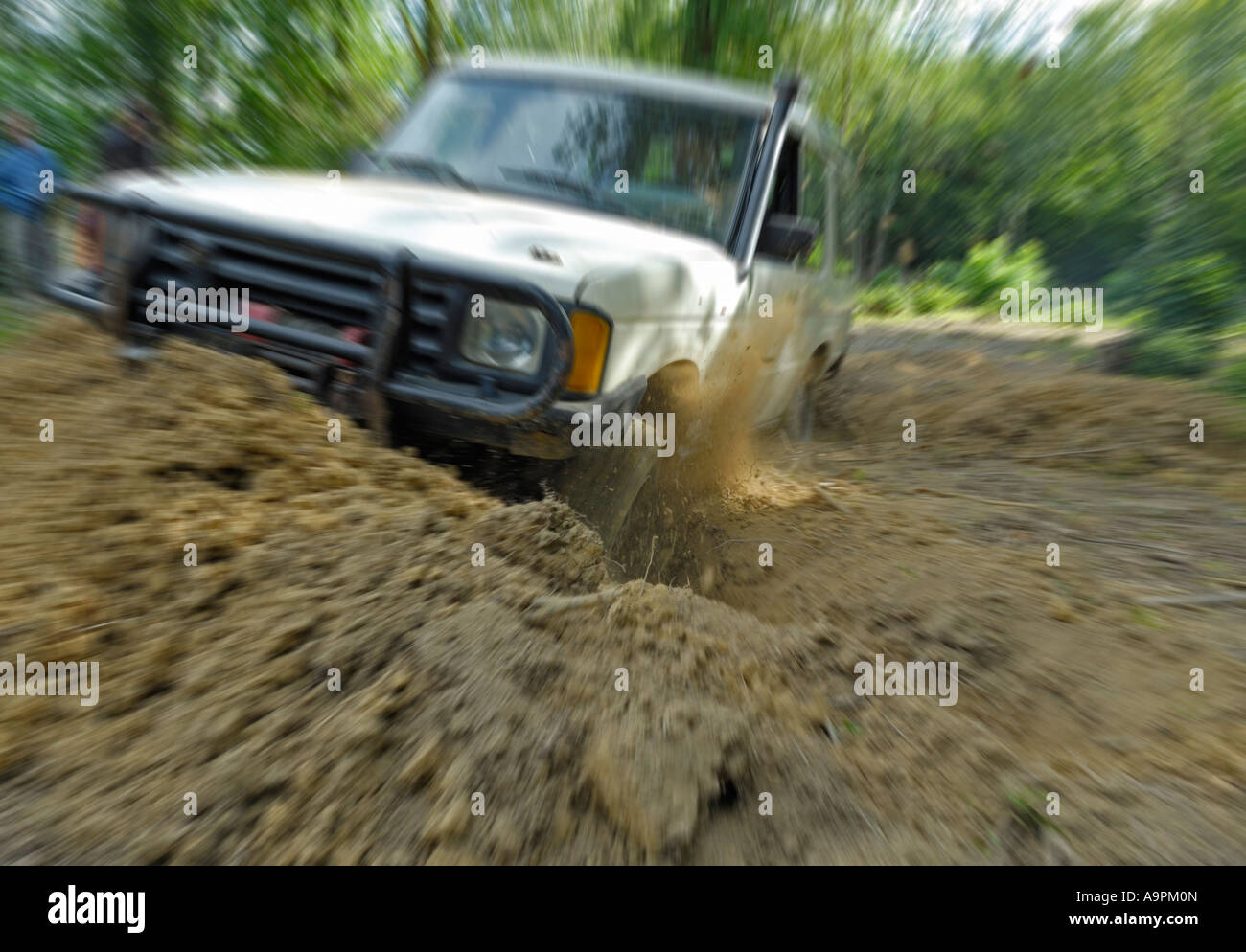 Off roading one of the very first 1988 Land Rover Discovery Tdi200 ...
