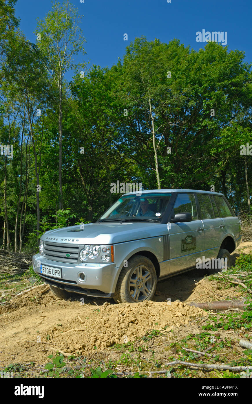 Silver range rover hi-res stock photography and images - Alamy