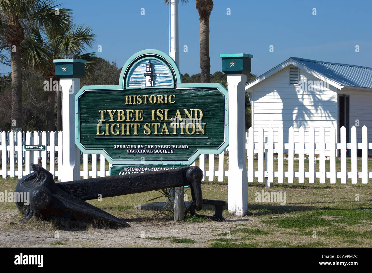 Welcome sign at Tybee Island Georgia famous lighthouse, anchor Stock ...