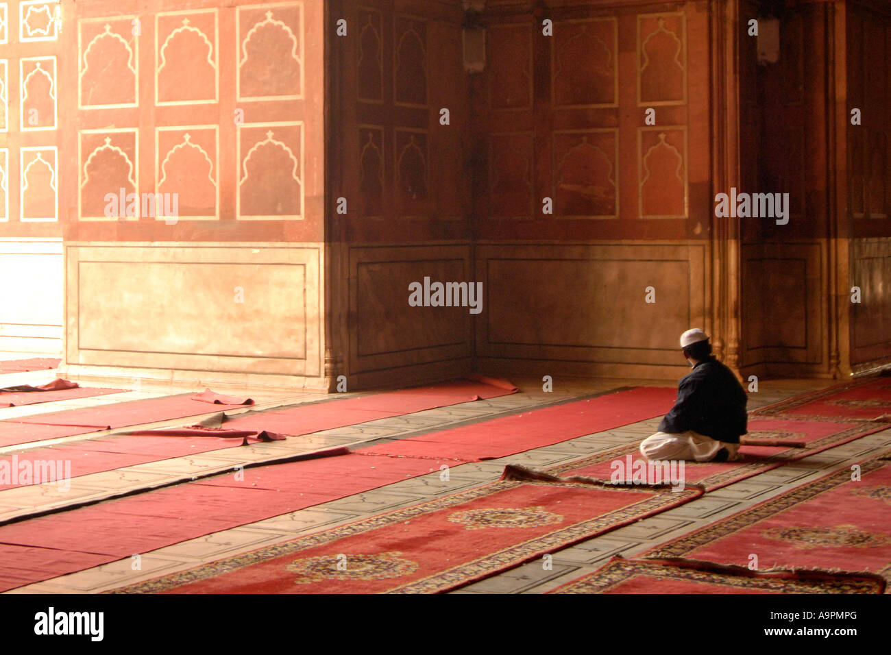 Man at Prayer, Jama Masjid Mosque (1656), New Delhi, India Stock Photo ...