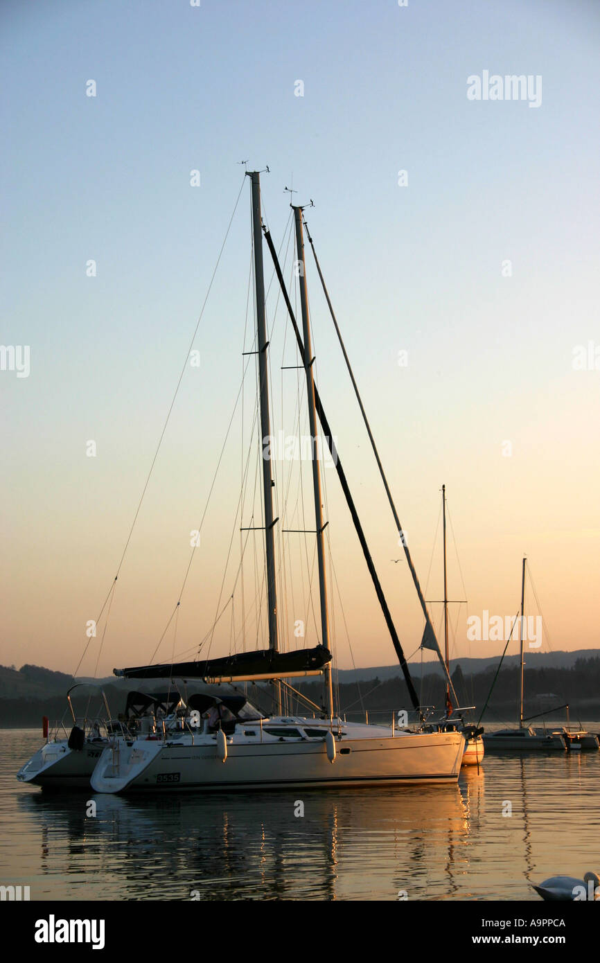 Twin masts hi-res stock photography and images - Alamy