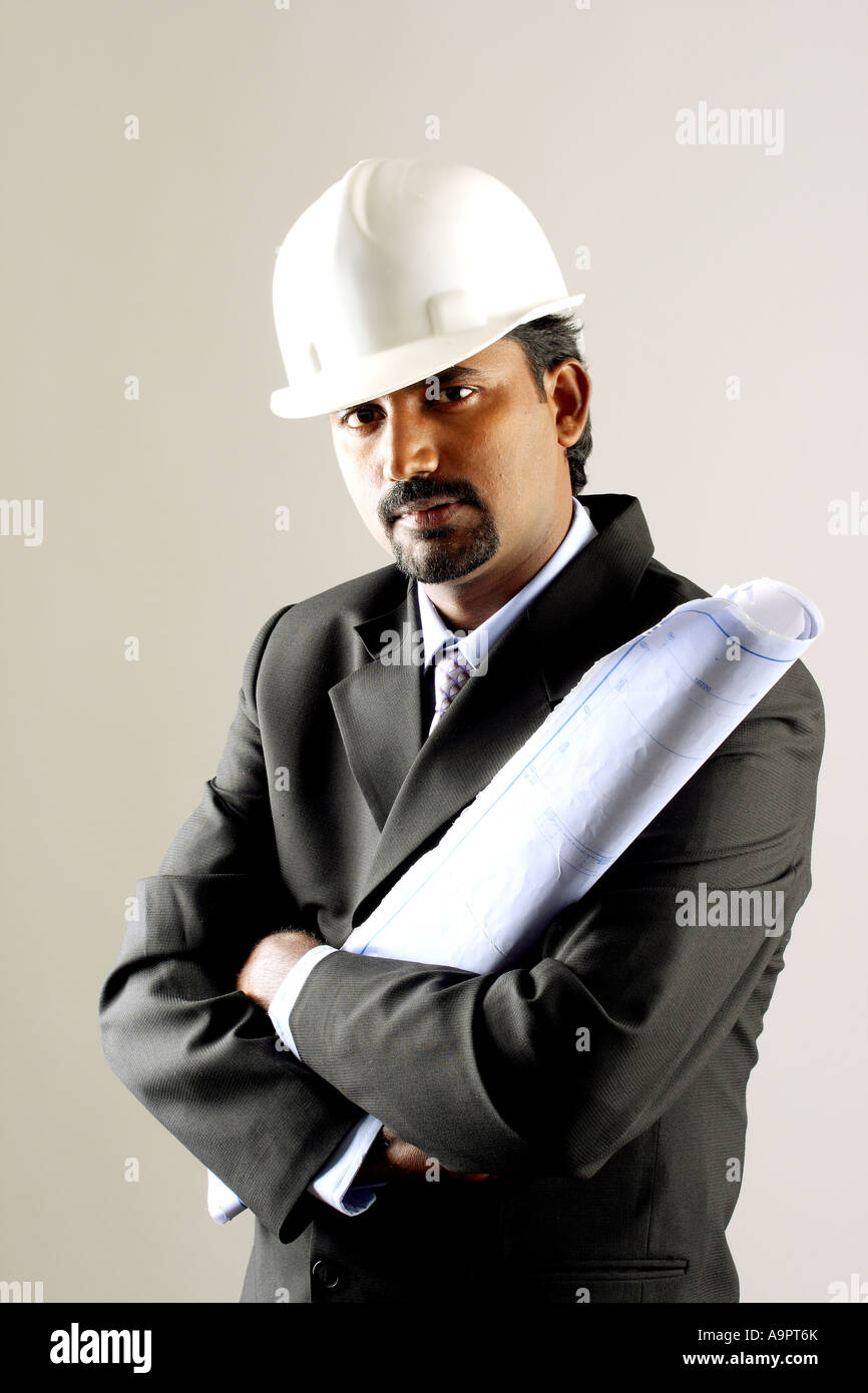 Portrait of an engineer wearing a hardhat Stock Photo - Alamy