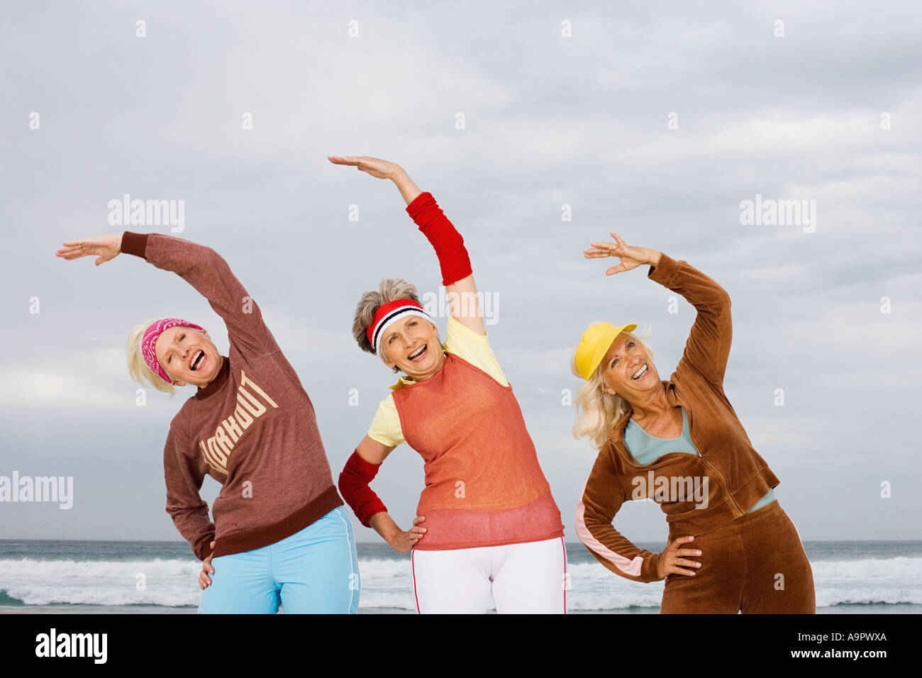 Retro women beach hi-res stock photography and images - Alamy